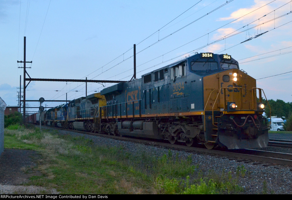 CSX ES44AH 3034 leads Q409-29